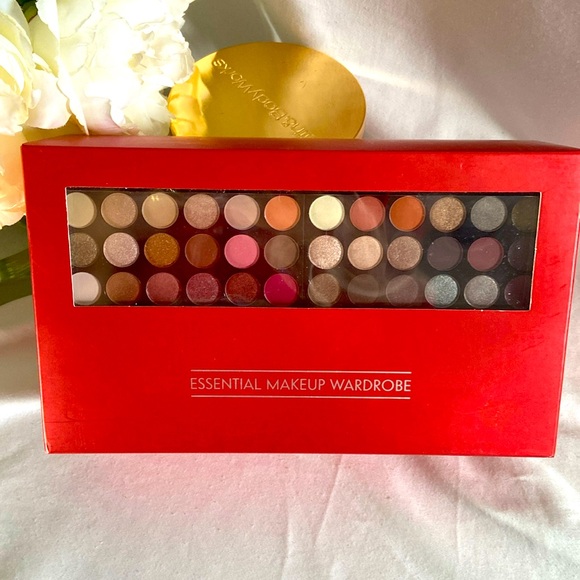 Makeup | Newessential Makeup Wardrobe | Poshmark